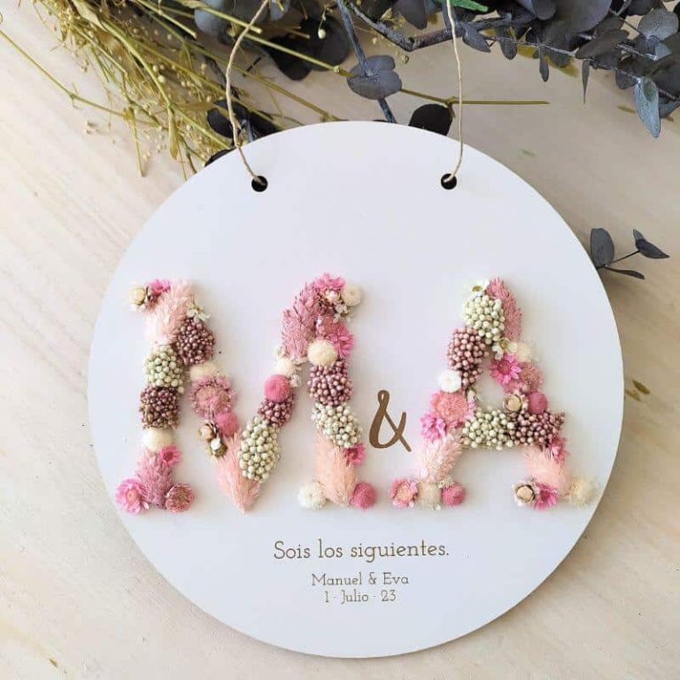 Placa dos iniciales con flores preservadas | Regalos originales para boda